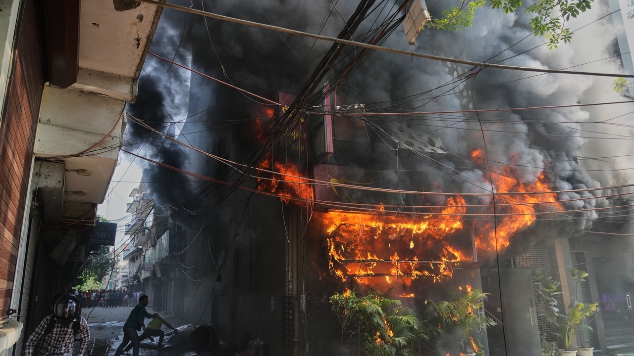 Fire sweeps through a New Delhi building, killing at least 21 people ...