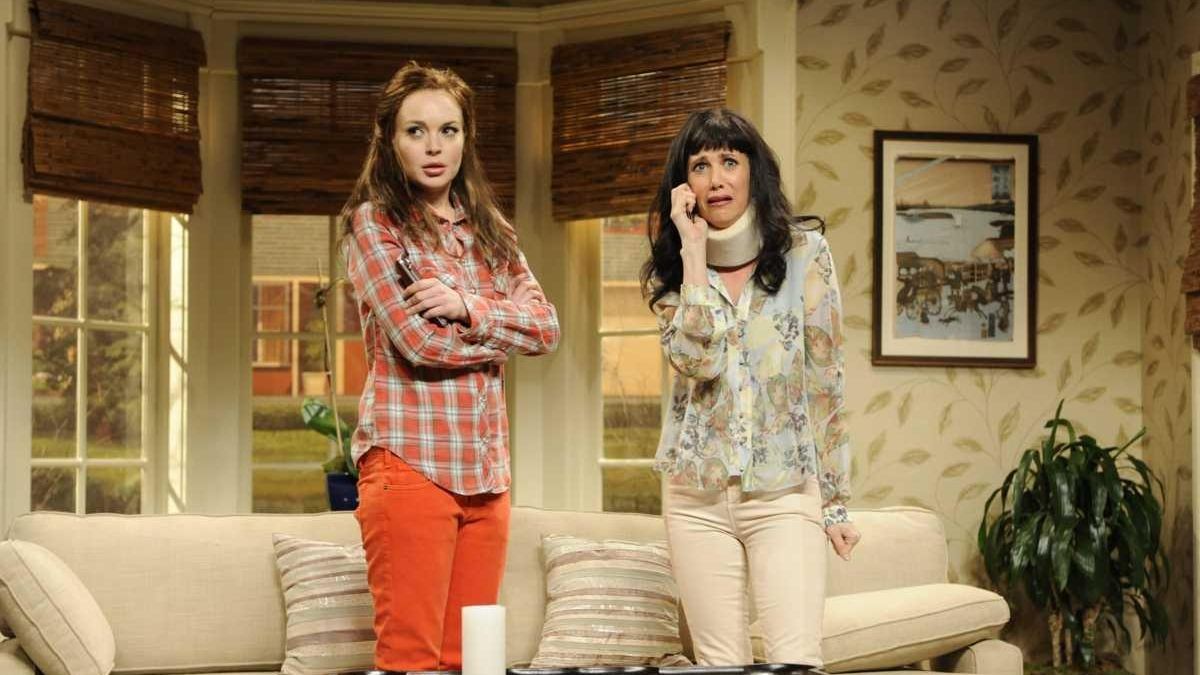 Lindsay Lohan plays it safe on 'SNL' - Newsday