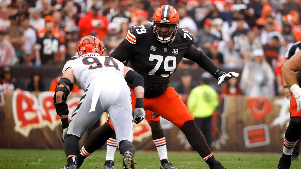 Extra-large Browns rookie Dawand Jones set for colossal MNF matchup ...