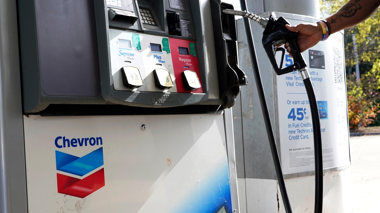 Chevron buys Hess for $53 billion, 2nd megadeal in the oil patch this ...