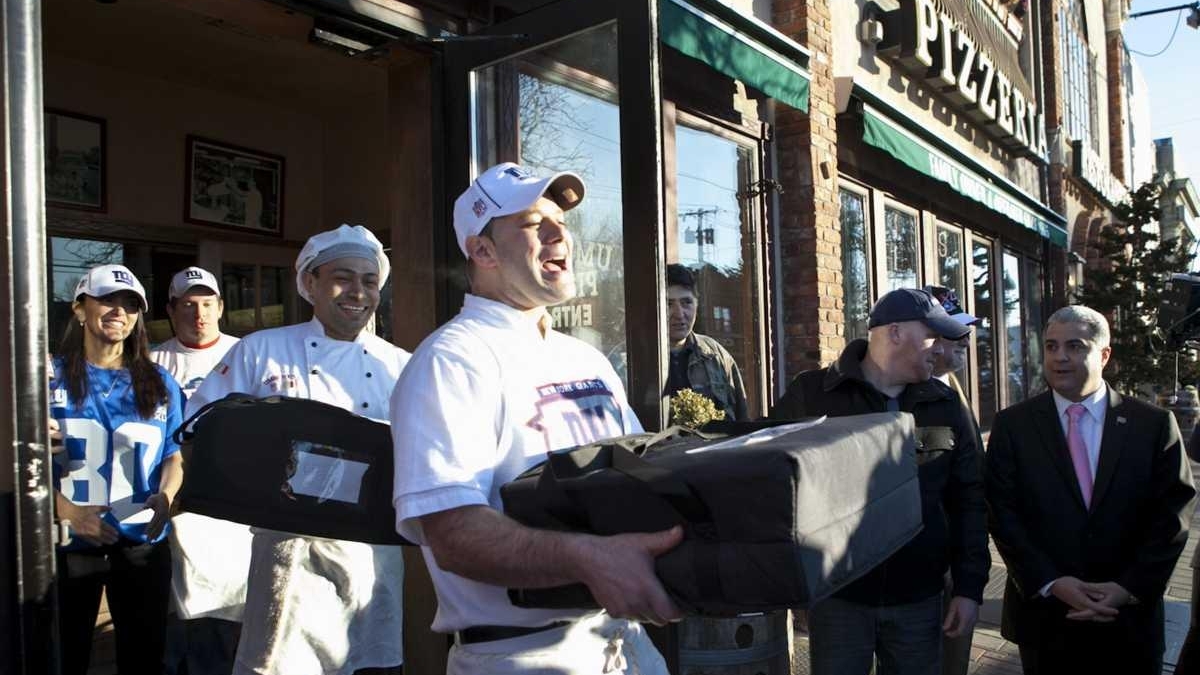 Giants get special pizza delivery -- from LI - Newsday