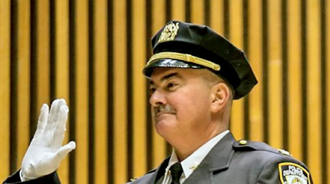 Bratton reassigns deputy chief in wake of NYPD corruption probe - Newsday