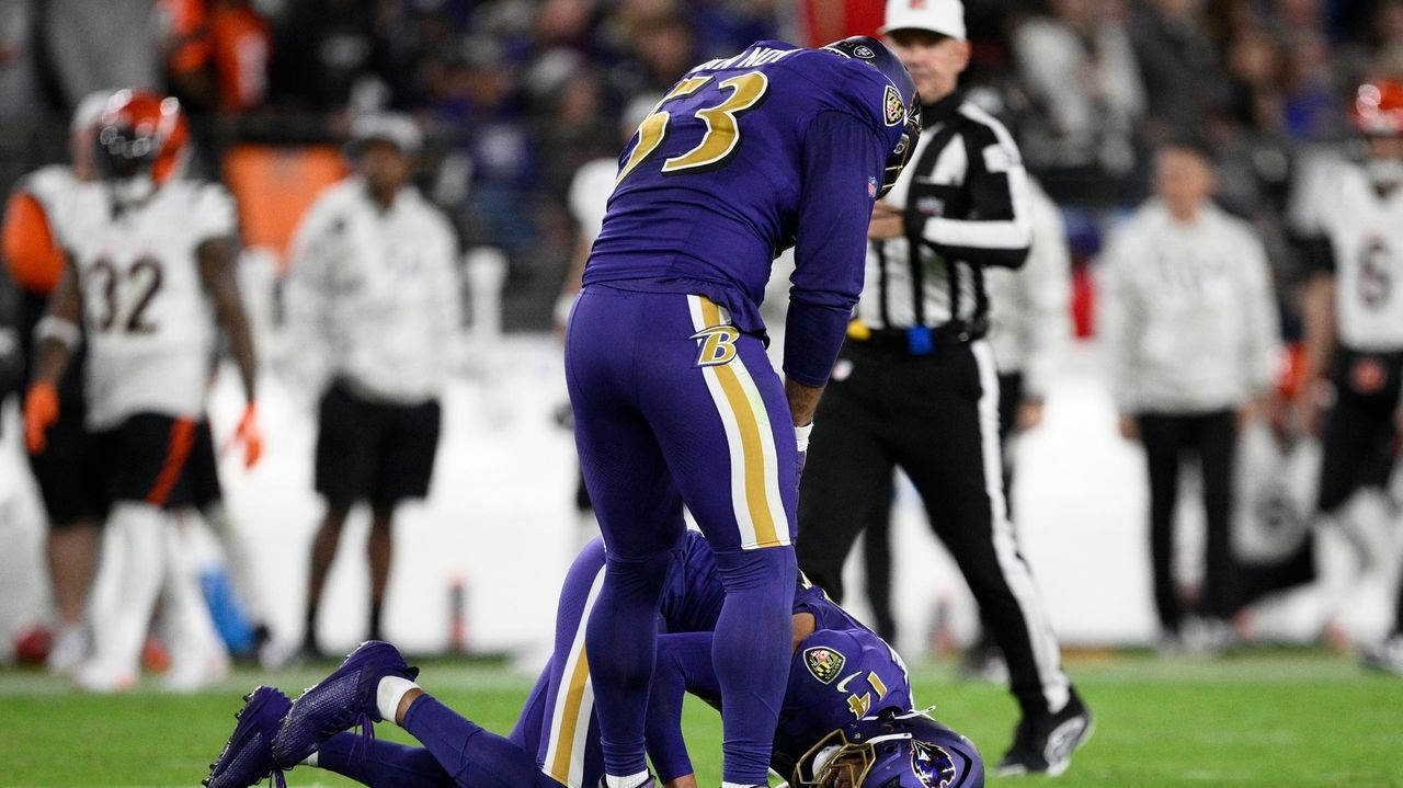 Ravens safety Kyle Hamilton injures right ankle vs. Bengals - Newsday