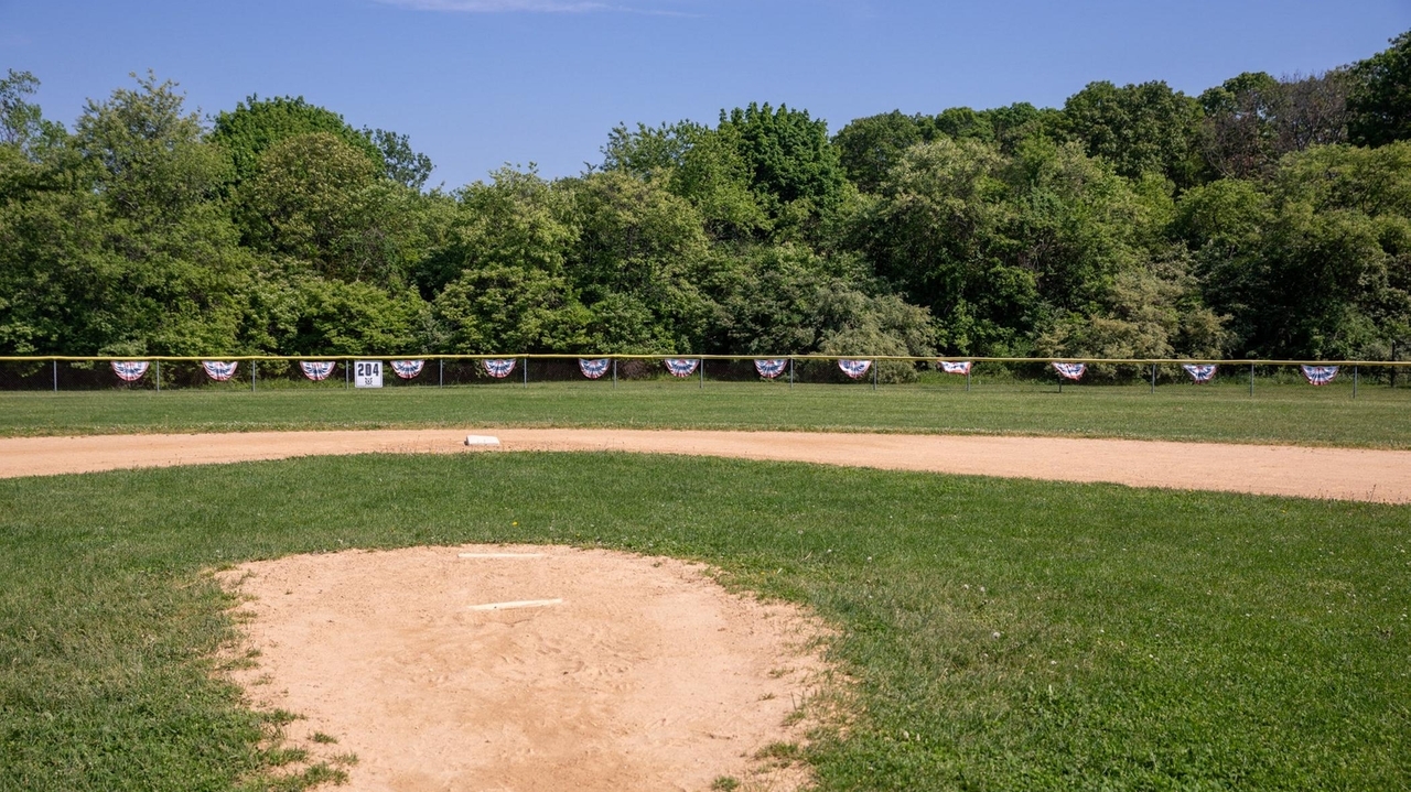 Boundary concerns at Stillwell Woods in Syosset - Newsday