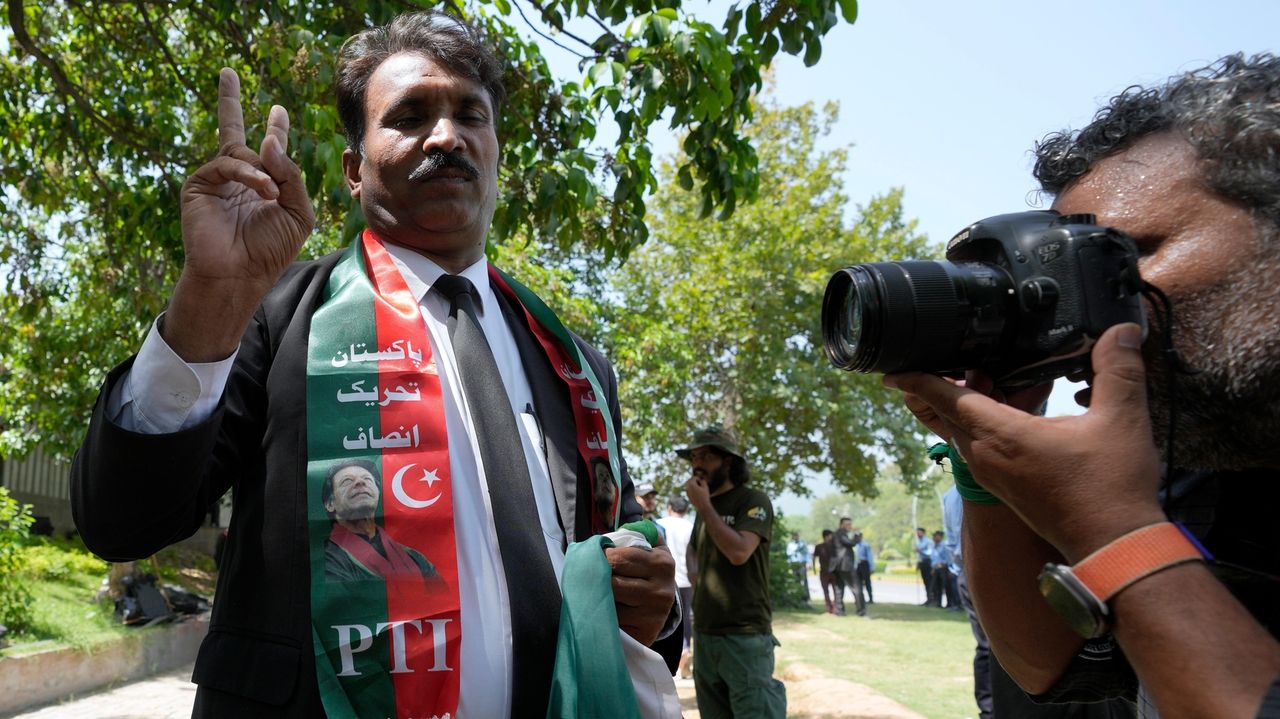 Pakistani court suspends the corruption conviction and sentence of former Prime Minister Imran ...