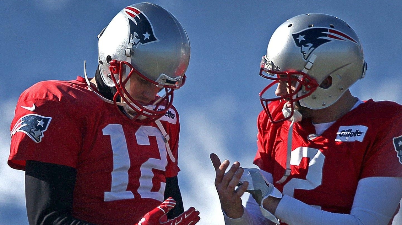 Tom Brady needed stitches to close a cut on his right thumb, reports ...