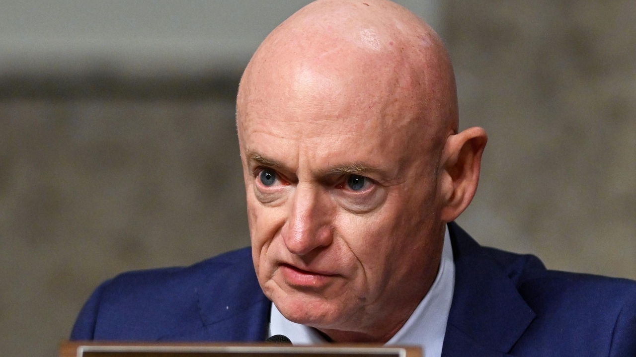 Experts doubt the Pentagon can punish Kelly over the 'illegal orders ...