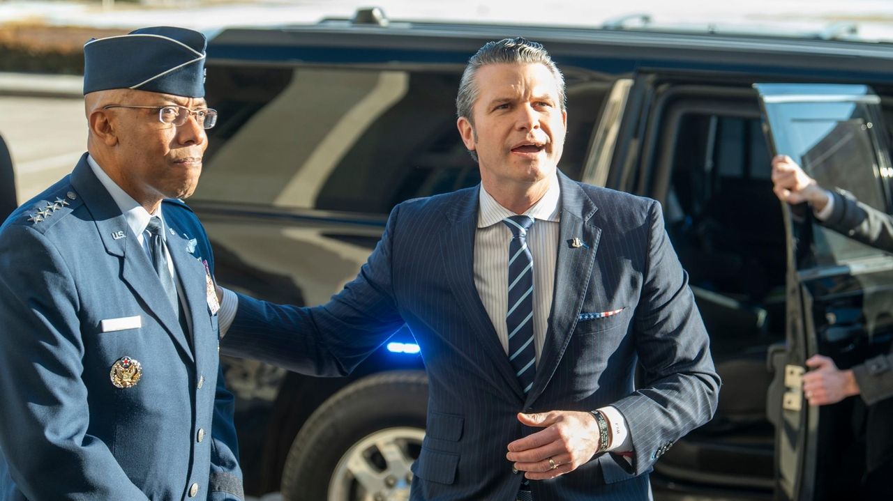 Trump signs an order to revise the Pentagon's policy on transgender ...