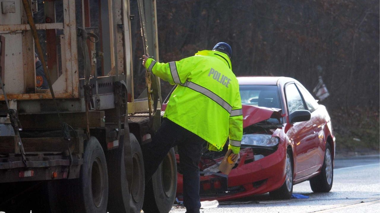 Driver killed in crash with tractor trailer in Coram - Newsday