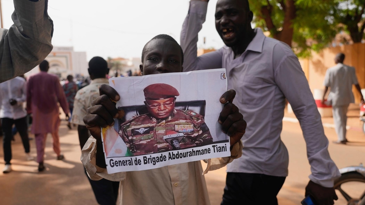 Niger's junta leader cements his grip on power as he is sworn in as ...