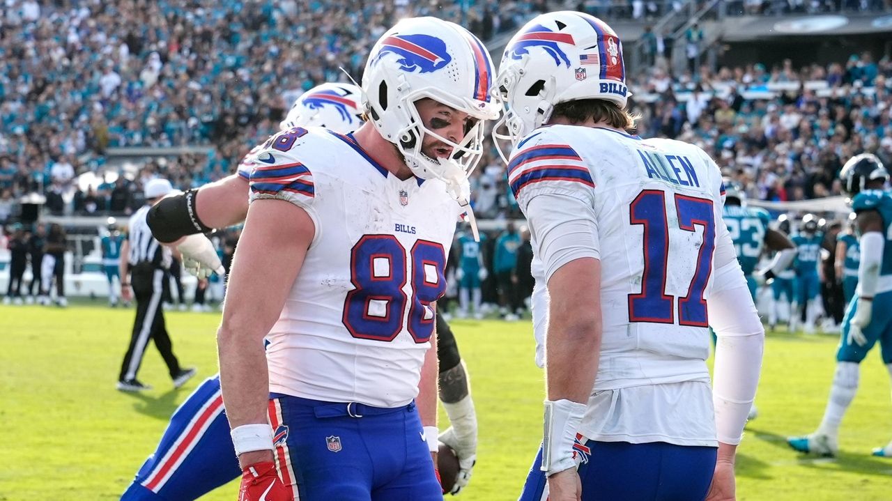 Josh Allen gets a lift in helping lead Bills to wild-card playoff win ...