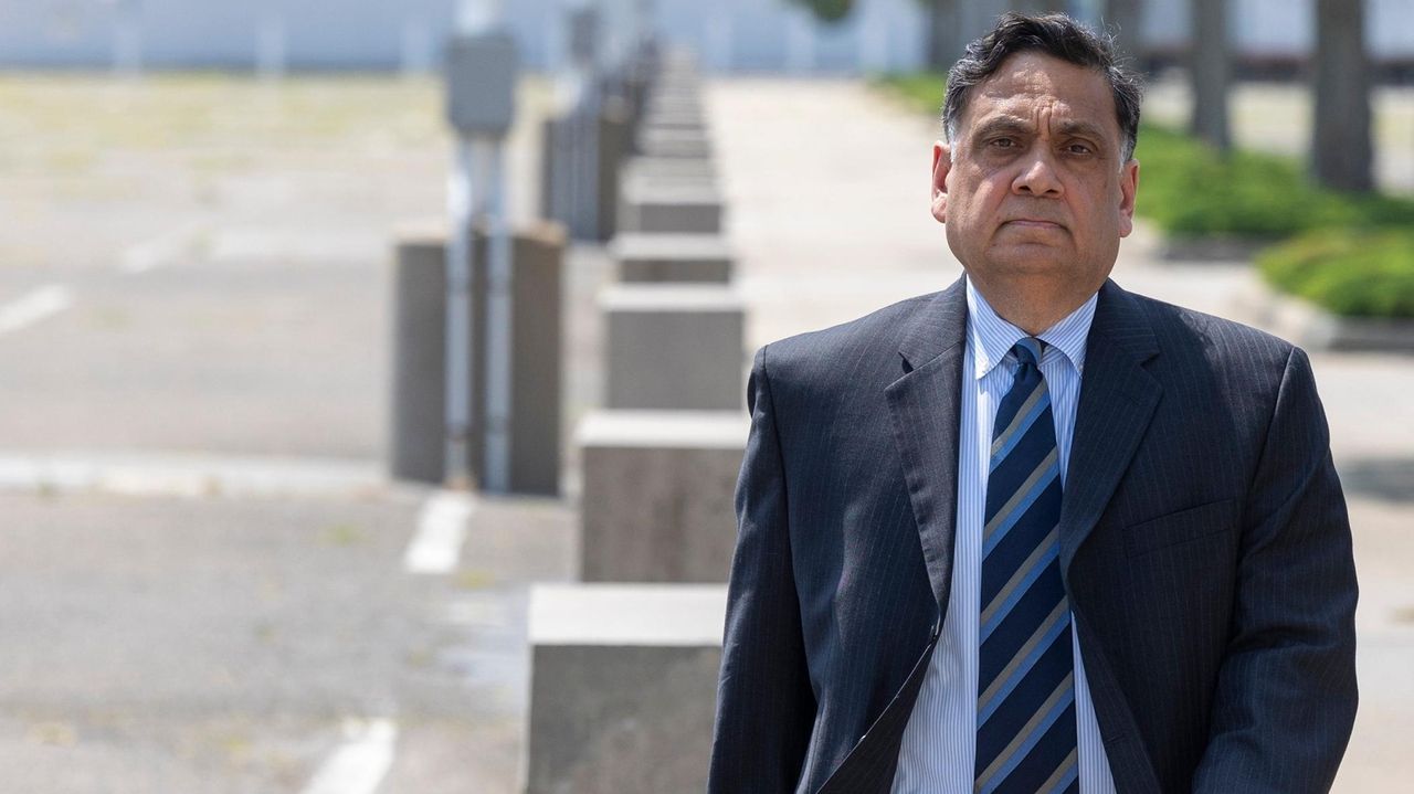 Harendra Singh, key witness in ex-Nassau exec Edward Mangano's case, to surrender to federal ...