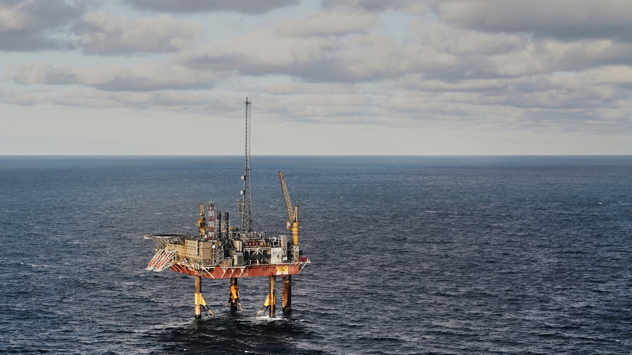 Ambitious plan to store CO2 beneath the North Sea set to start ...