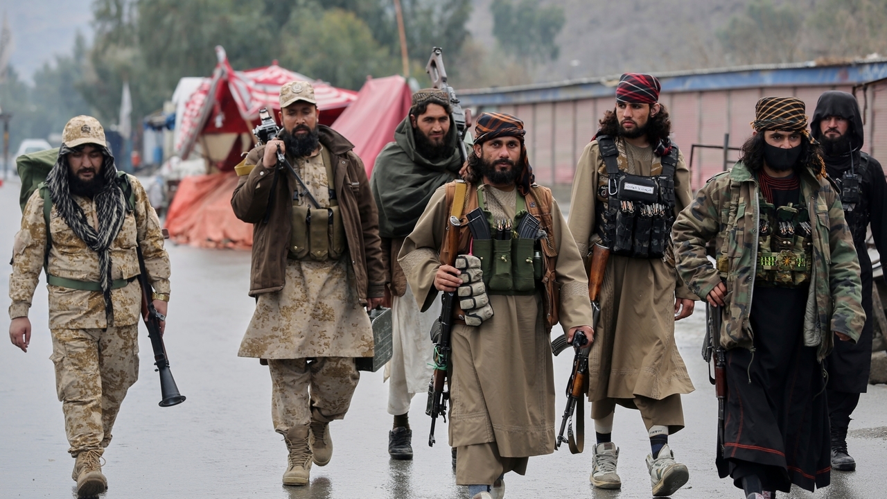 Pakistani mortar fire injures Afghan journalists covering closure of ...