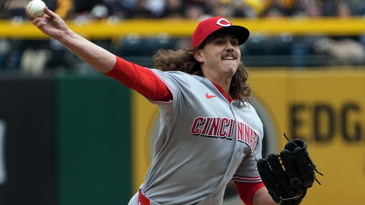 The Reds tie an MLB record by walking seven straight batters in a 17-7 ...