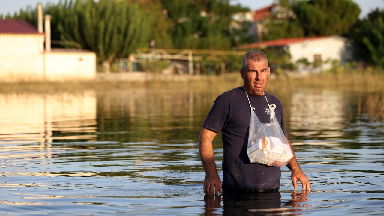 The death toll from flooding in central Greece has increased to 10 ...