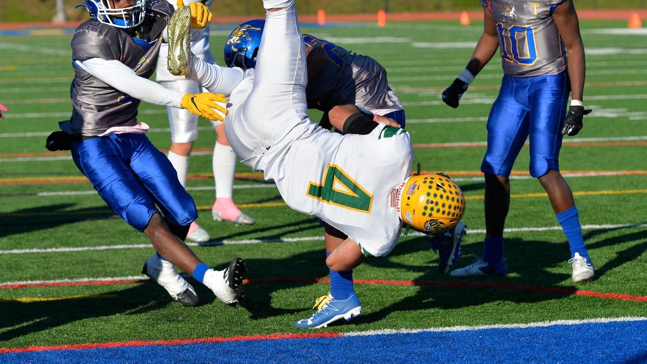 Lynbrook football's third straight win clinches playoff berth - Newsday