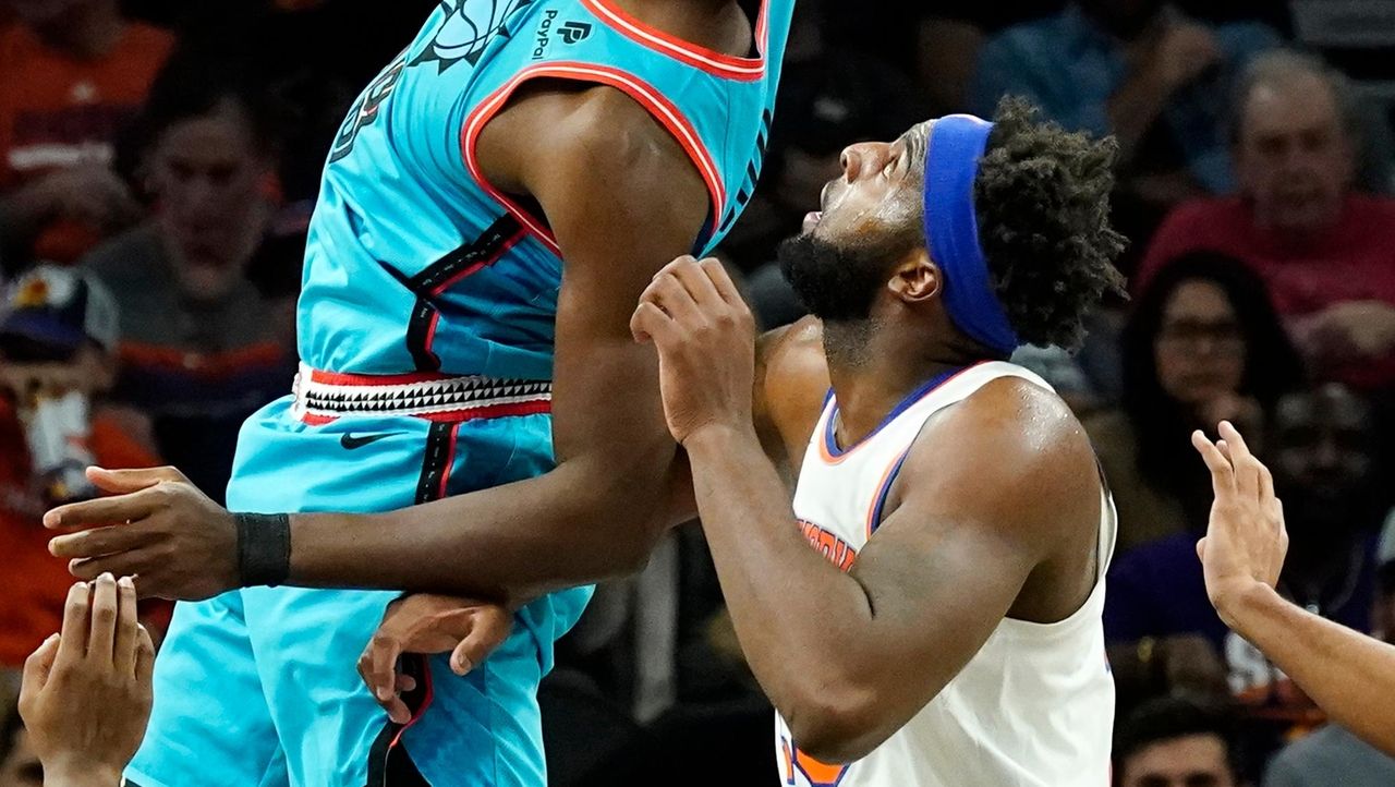 Knicks' Mitchell Robinson wearing knee brace in return from injury ...