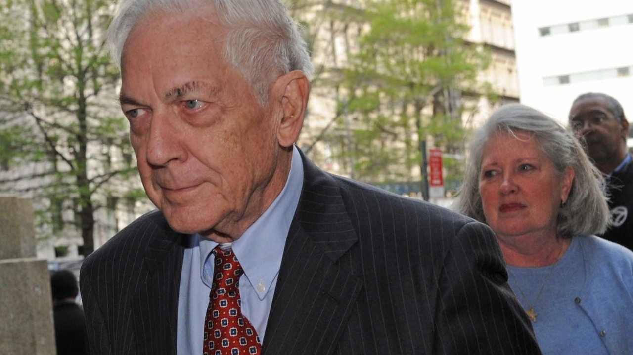 Anthony Marshall dies at 90; was convicted of looting mother Brooke ...