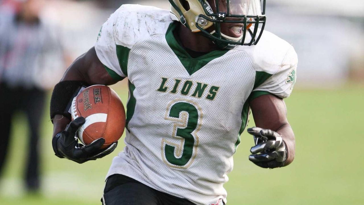 Isaiah White scores 6 TDs as Longwood tops Floyd - Newsday