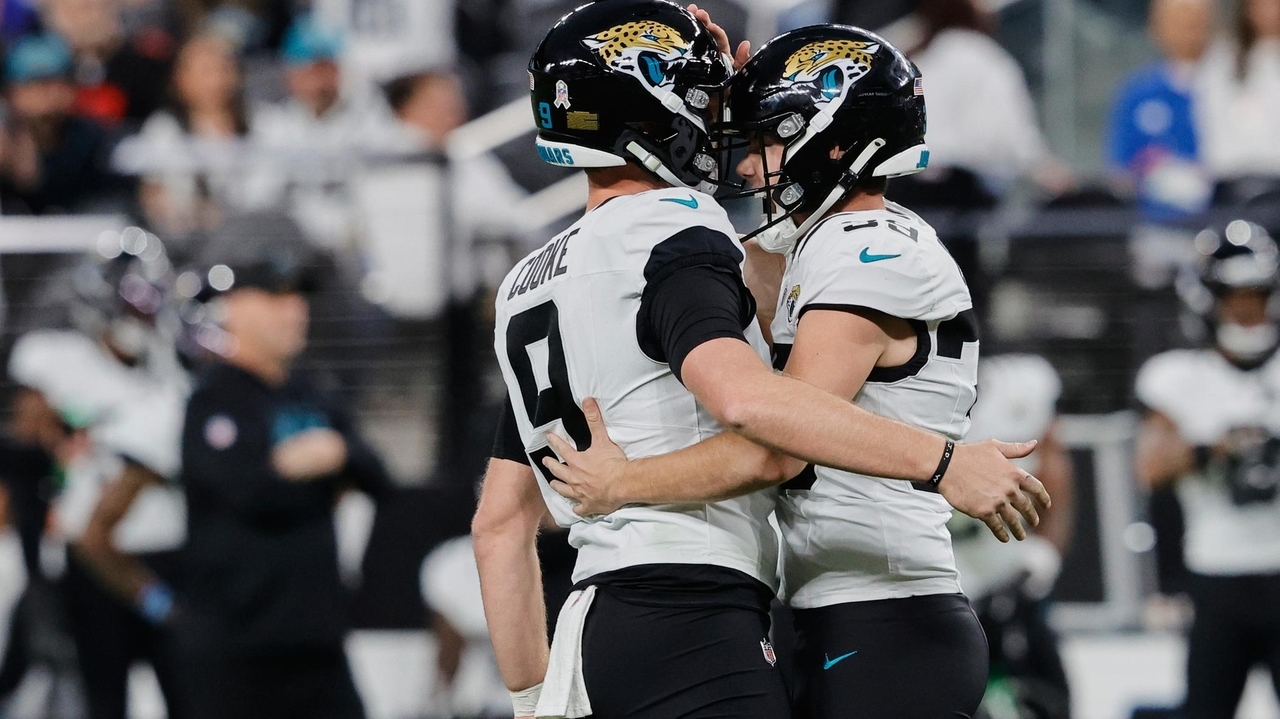 Trevor Lawrence scores in OT and Jags' DaVon Hamilton denies Raiders' 2 ...