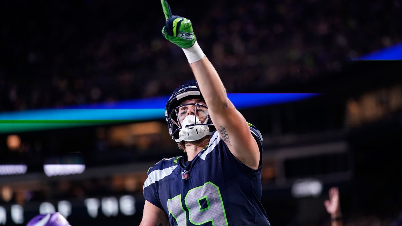 Drew Lock throws 2 touchdown passes to lead Seahawks to a 24-13 win ...