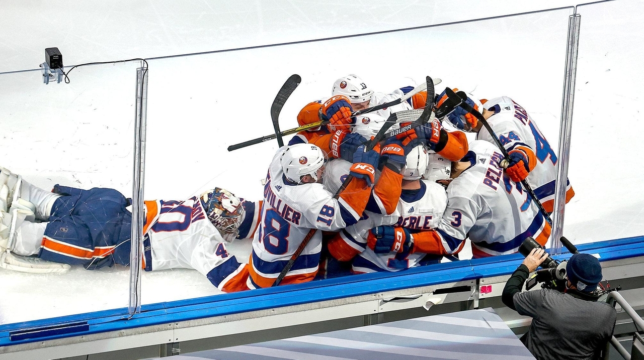 Semyon Varlamov's celebratory slide after Islanders' Game 5 win no ...