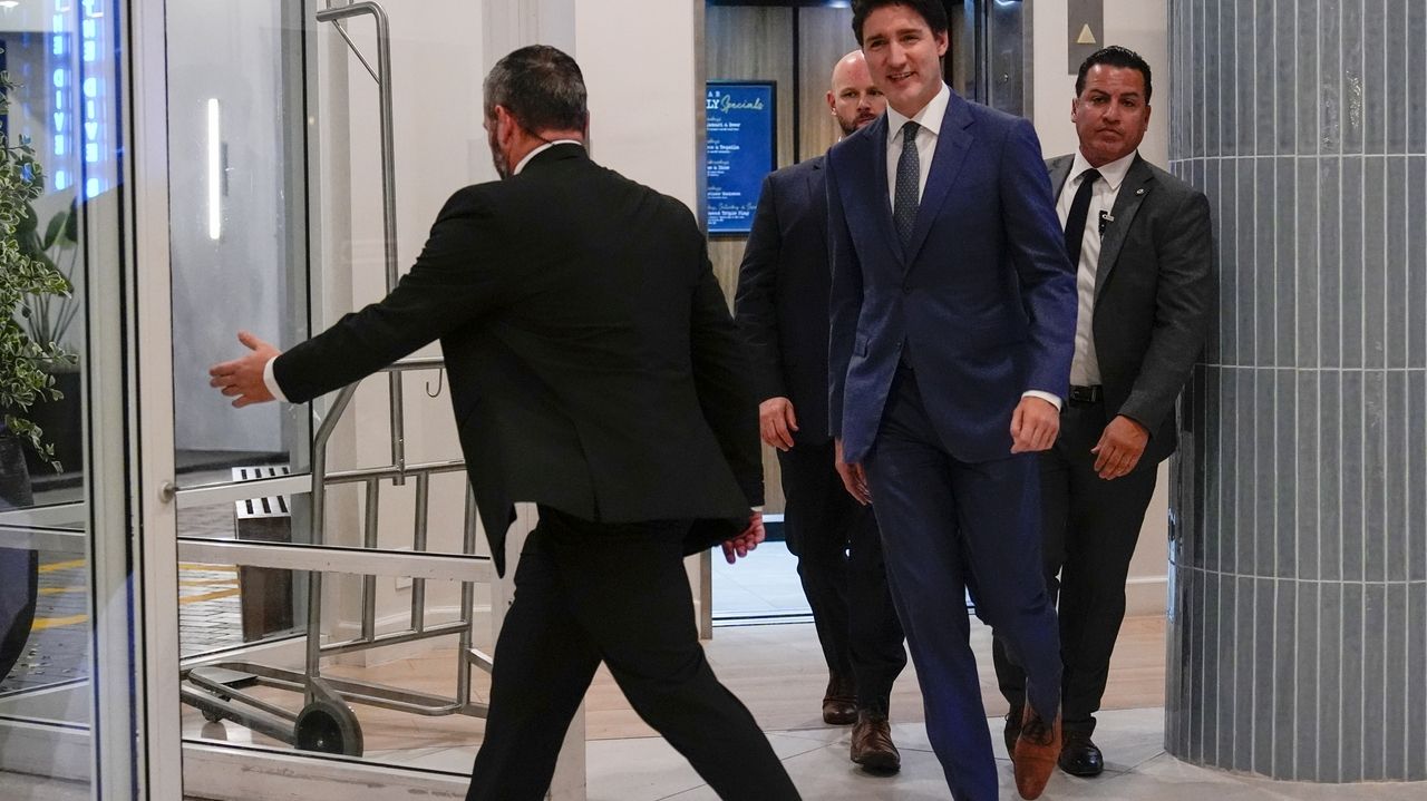 Canadian Prime Minister Trudeau flies to Florida to meet with Trump after tariffs threat - Newsday