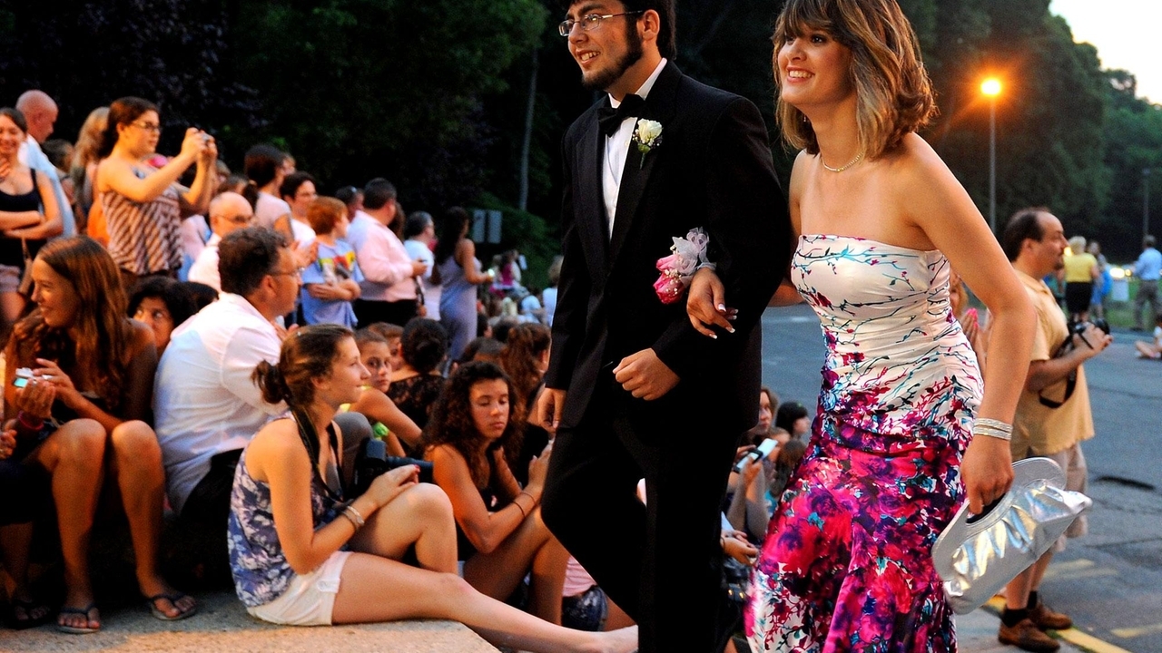 Port Jefferson's homespun prom tradition continues - Newsday