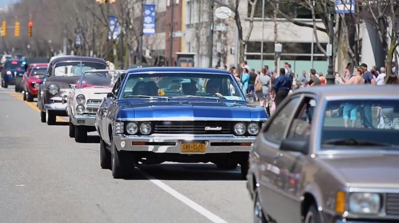 500 vintage autos roll in at Garden City car parade - Newsday