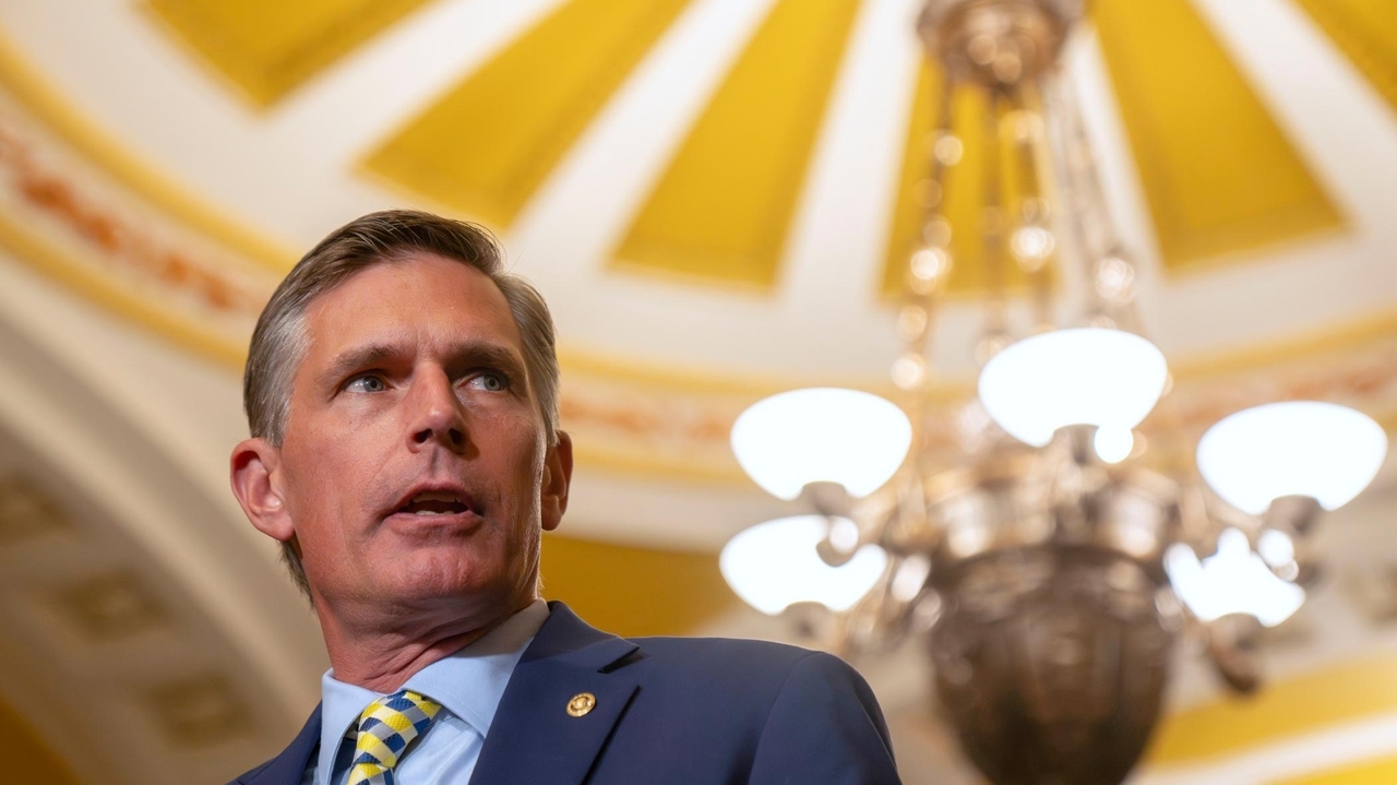 Senators tackle gun violence anew while Feinstein's ban on assault ...