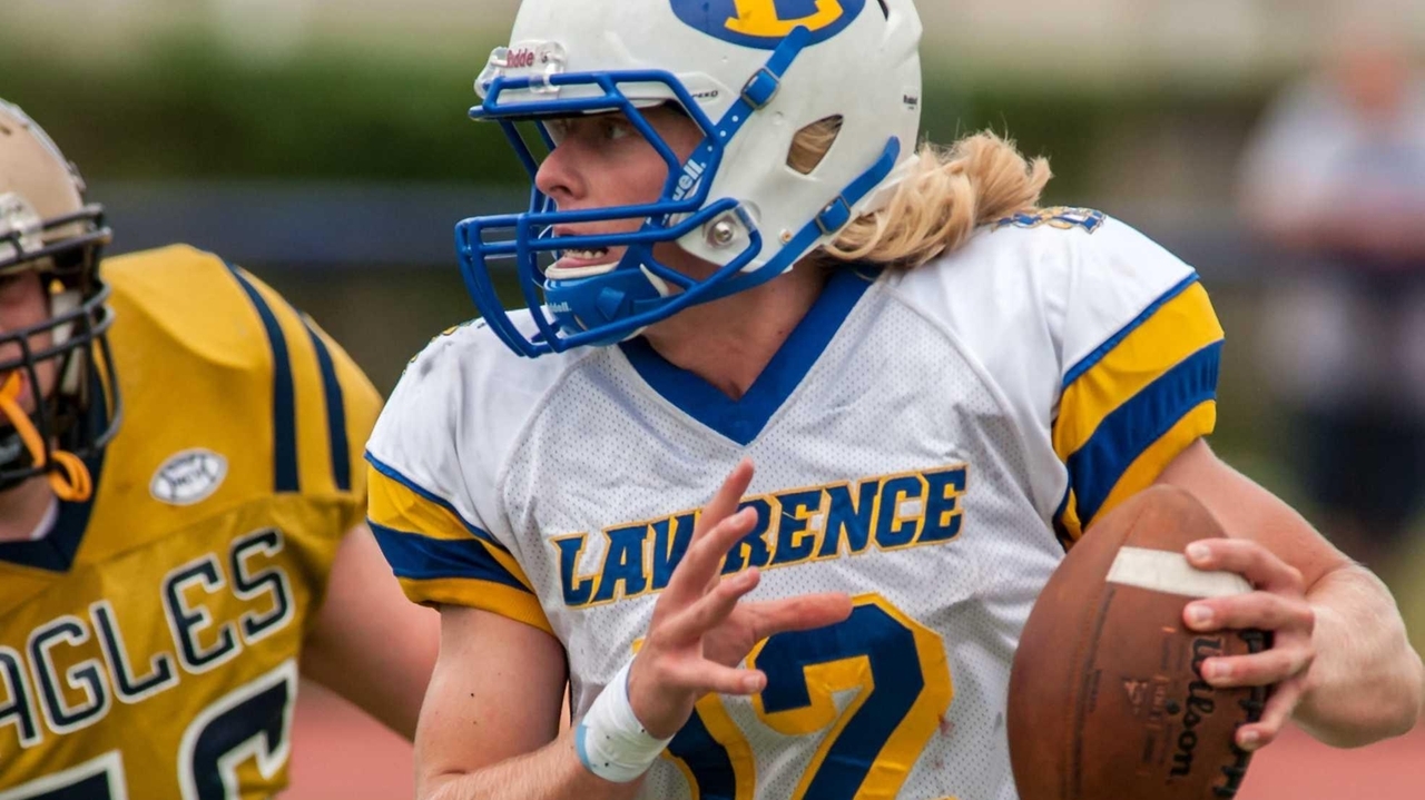 Sean Moran's leaping catch helps Lawrence defeat Bethpage, 21-15 - Newsday