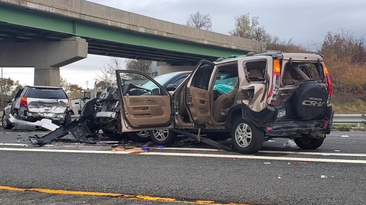 1 seriously hurt, 4 injured in 5-vehicle crash on LIE, police say - Newsday