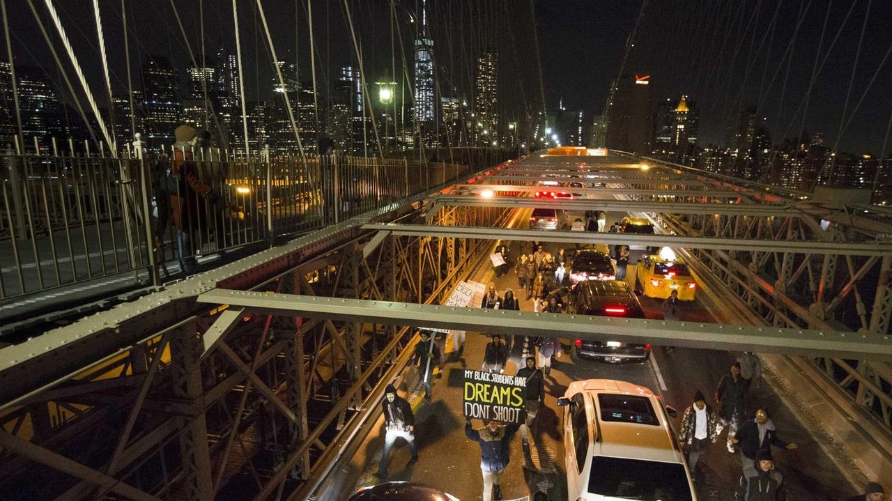 Two NYPD officers assaulted by protesters on Brooklyn Bridge, officials ...