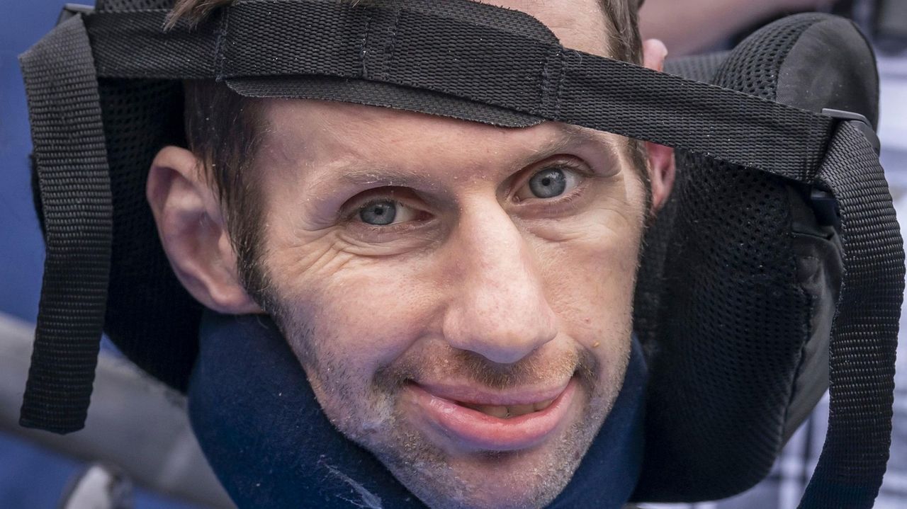 Rugby star and ALS campaigner Rob Burrow dies at age 41 - Newsday