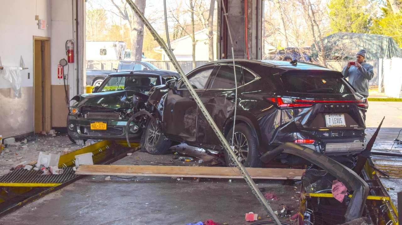 5 injured after car crashes into St. James Jiffy Lube - Newsday