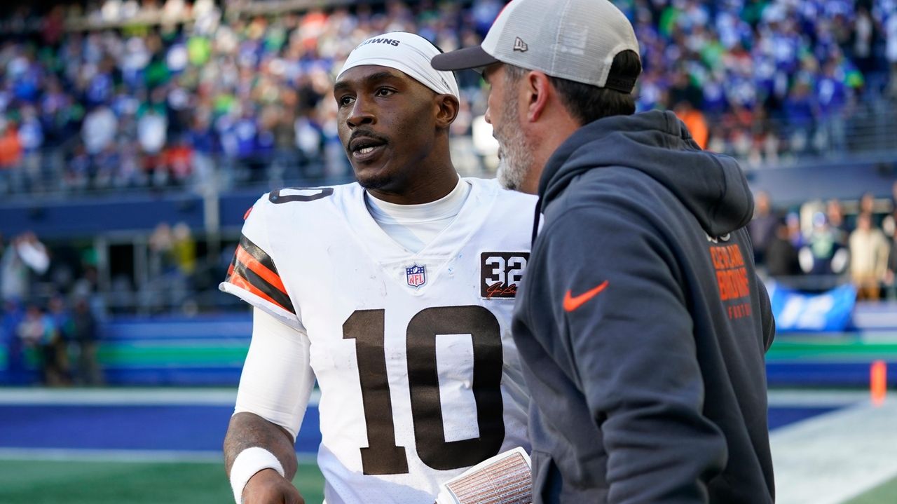 P.J. Walker's 3 turnovers doom Browns in loss to Seahawks - Newsday