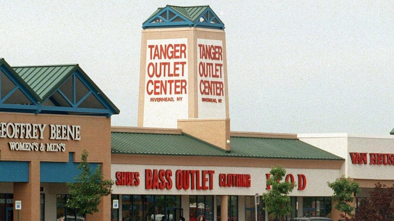 Cops: Thief steals shopping bags at Tanger Outlets Riverhead, then ...