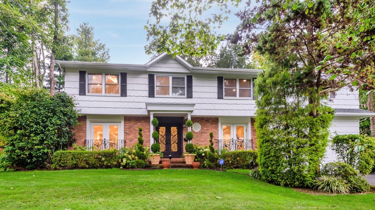 Intricately designed Kings Point Colonial on the market for $2.189 ...