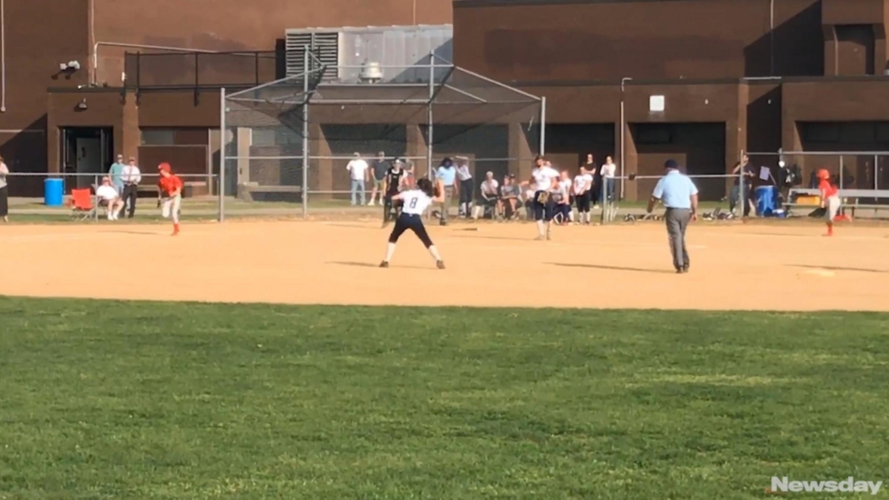Abigail Canelle tosses complete game gem in Smithtown West’s win - Newsday
