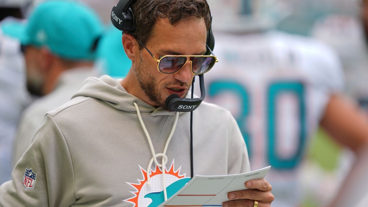 Dolphins players back coach Mike McDaniel as he faces mounting pressure ...
