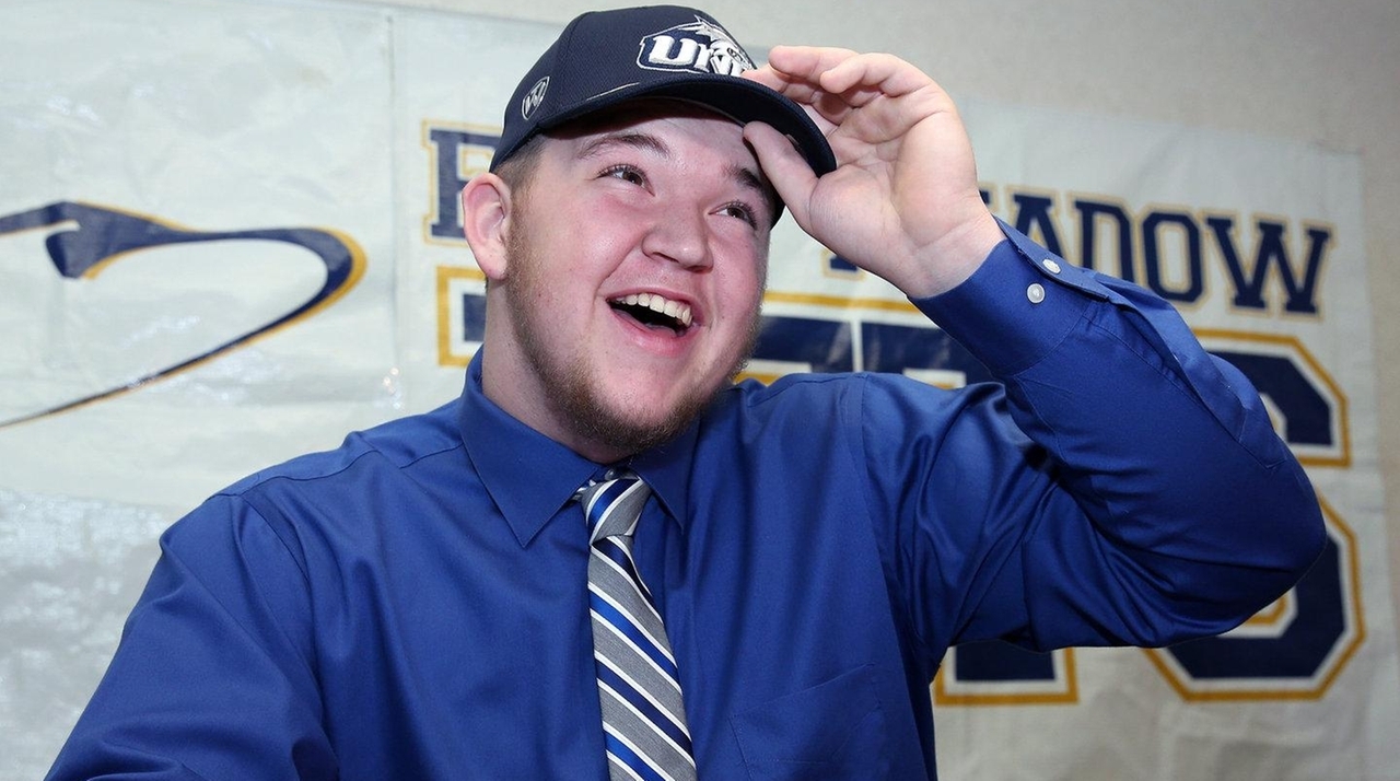 East Meadow lineman Matt Mascia signs with New Hampshire - Newsday