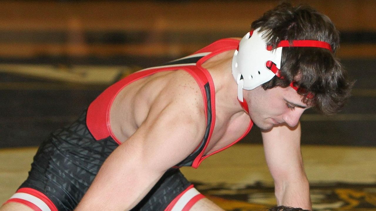 Dylan Aristides, East Islip get on roll, pin down victory - Newsday