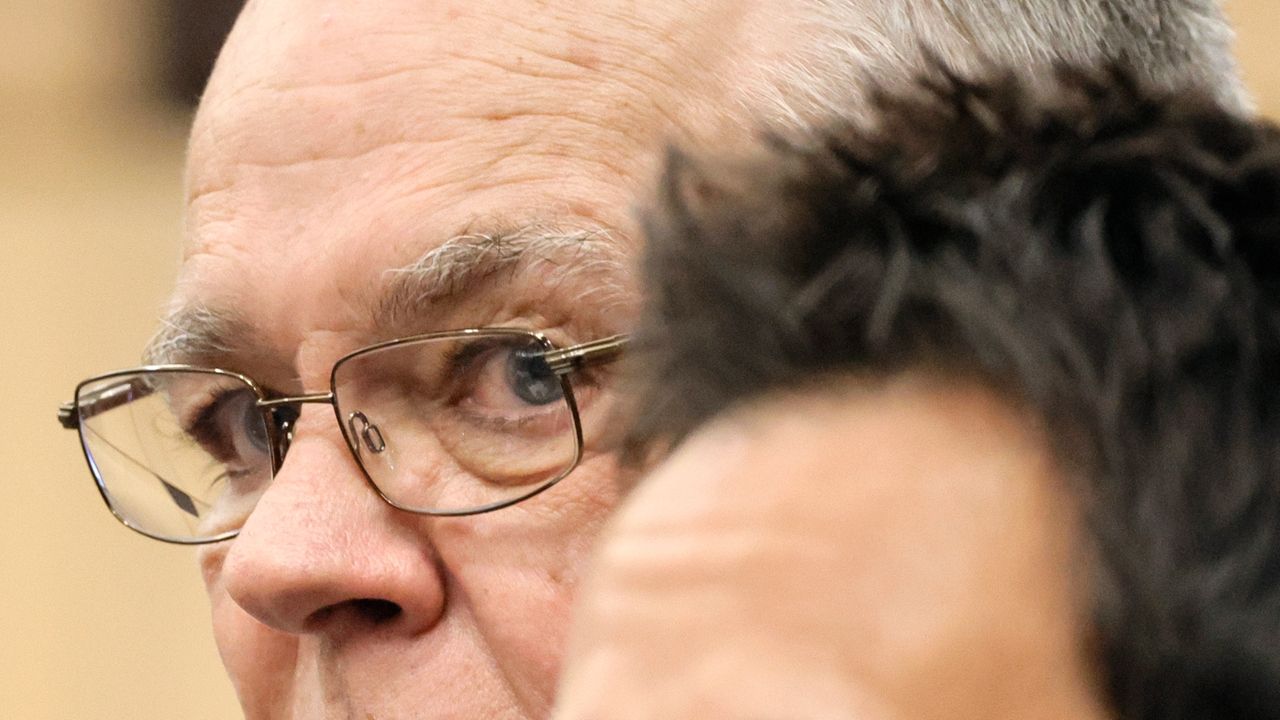 Fast start to jury selection at trial of ex-deputy accused of failing ...