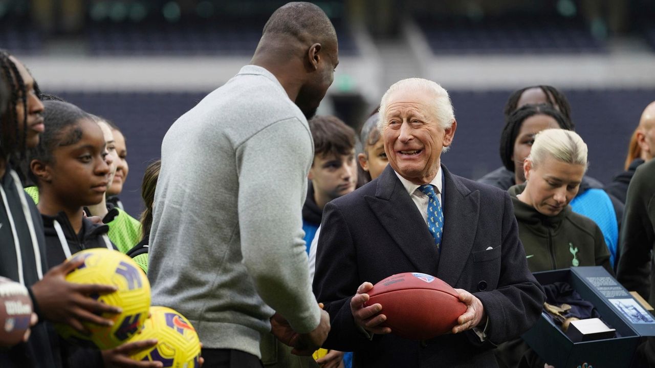 King Charles gets QB lesson at Tottenham Hotspur Stadium - Newsday