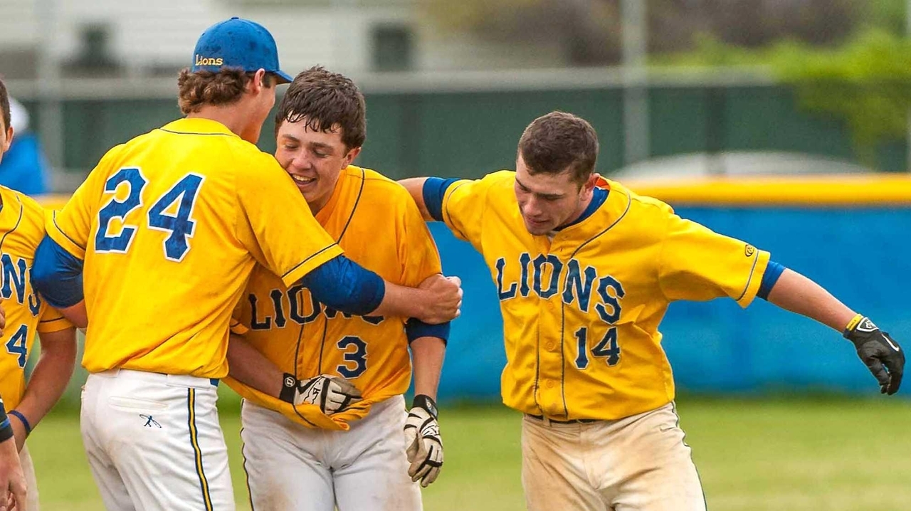Kyle O’Neill’s hit in 11th lifts West Islip over Hauppauge - Newsday