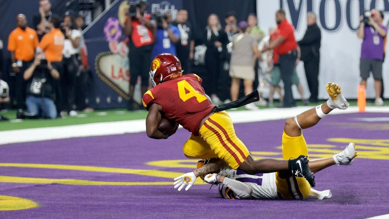 Woody Marks' TD run with 8 seconds left gives No. 23 USC 27-20 win over ...