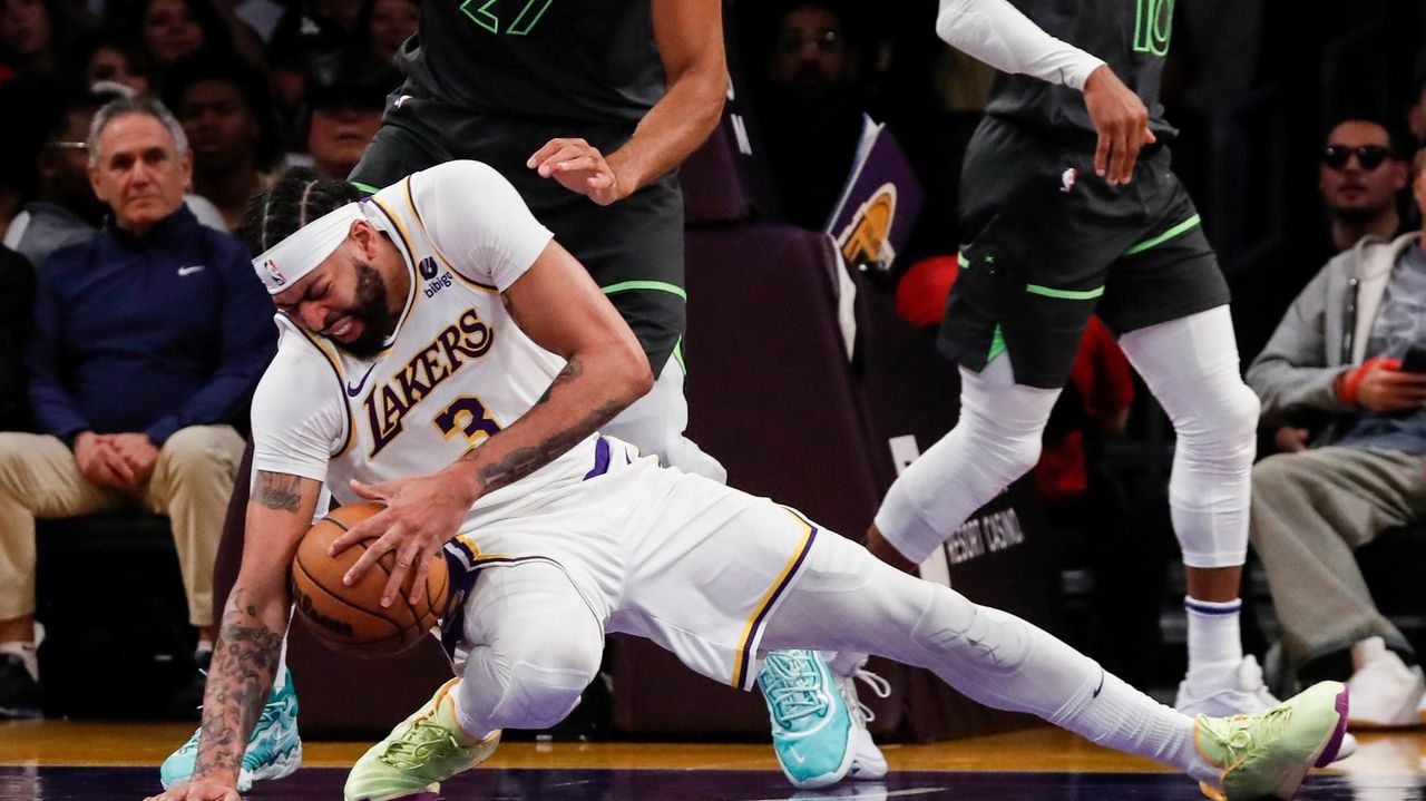 Anthony Davis returns to Lakers after missing game because of left eye ...