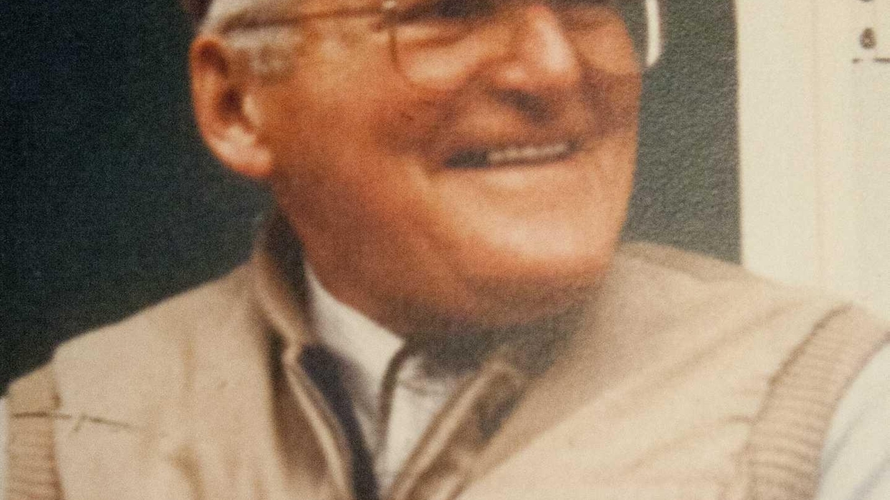 LIRR ticket clerk Michael Harmon dies at 91 - Newsday
