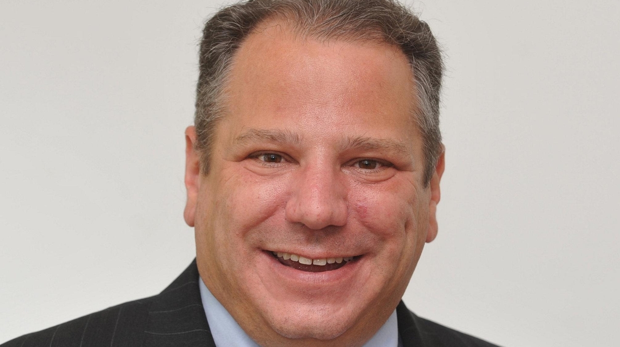 Raia bids emotional farewell after 17 years in state Assembly - Newsday